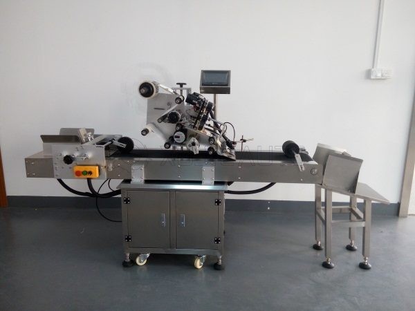 Automatic clothing hang tag pagination labeling machine