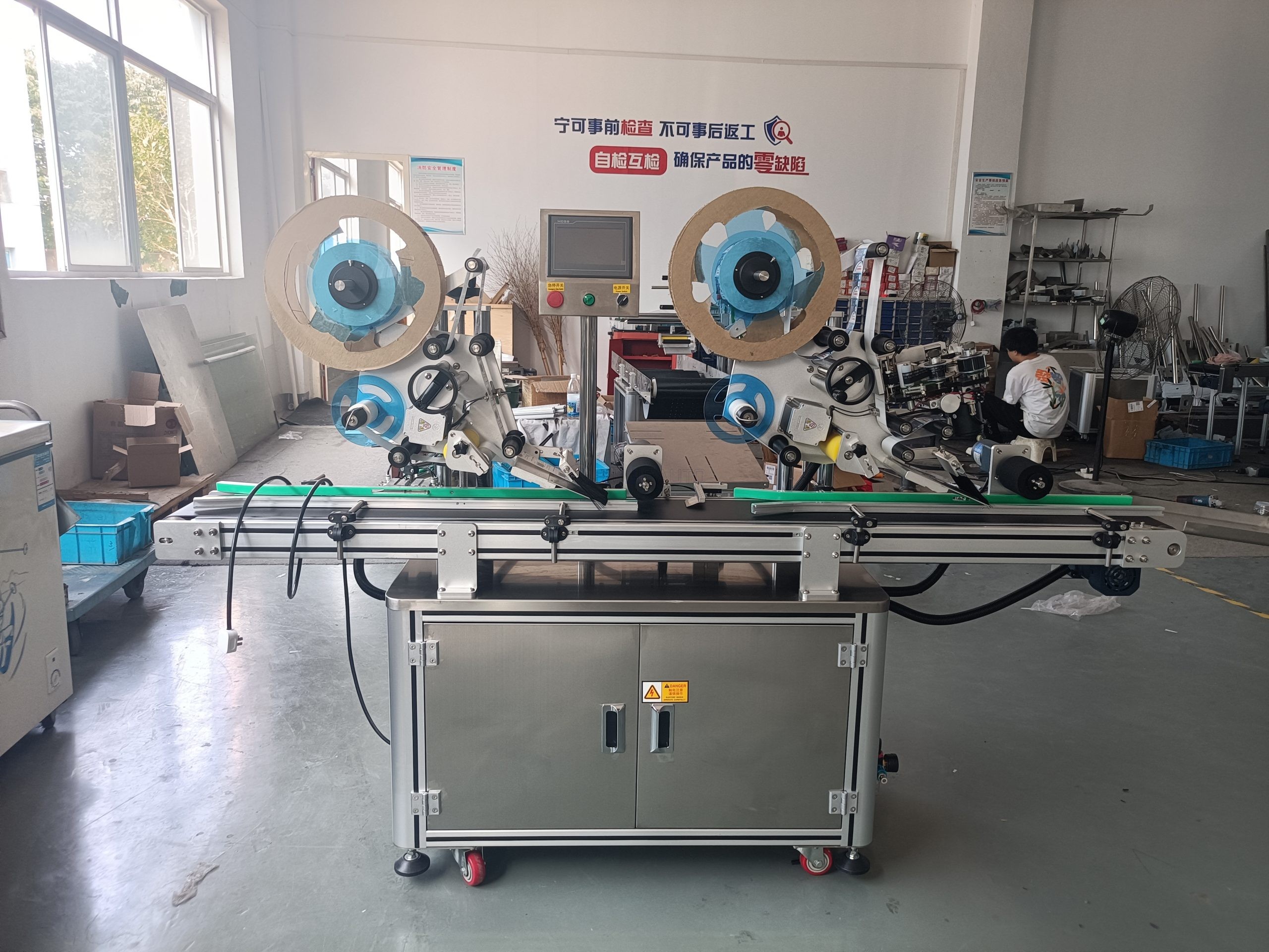 Fully automatic double head top face labeling machine plus flip - Xujie ...