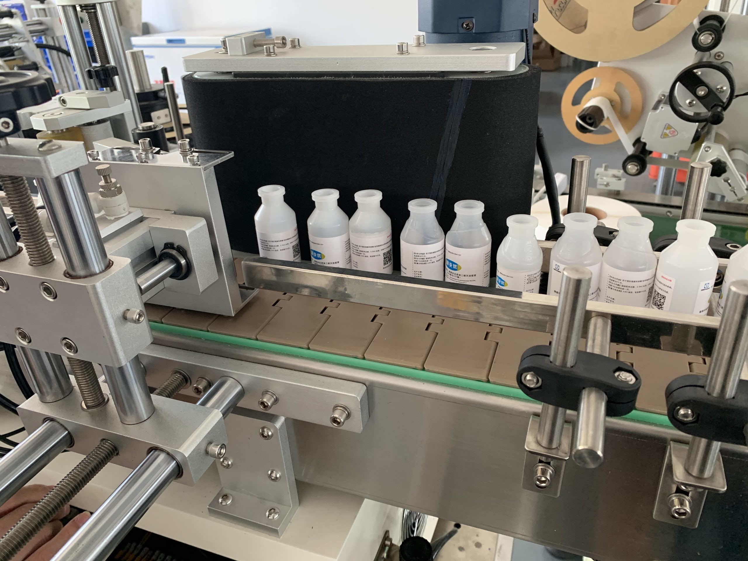Small automatic round bottle labeling machine，Automatic milk round ...