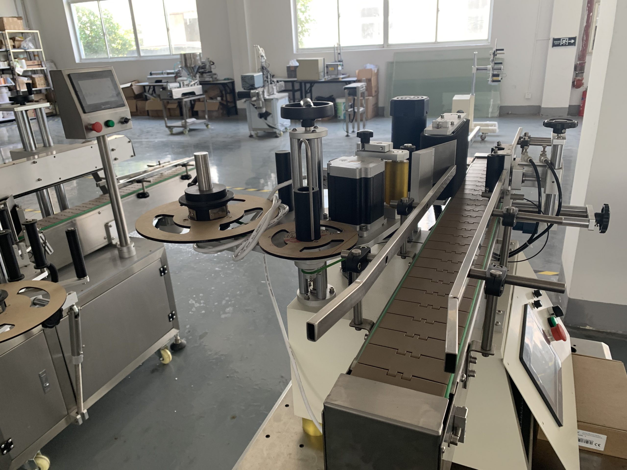 Small automatic round bottle labeling machine，Automatic milk round ...