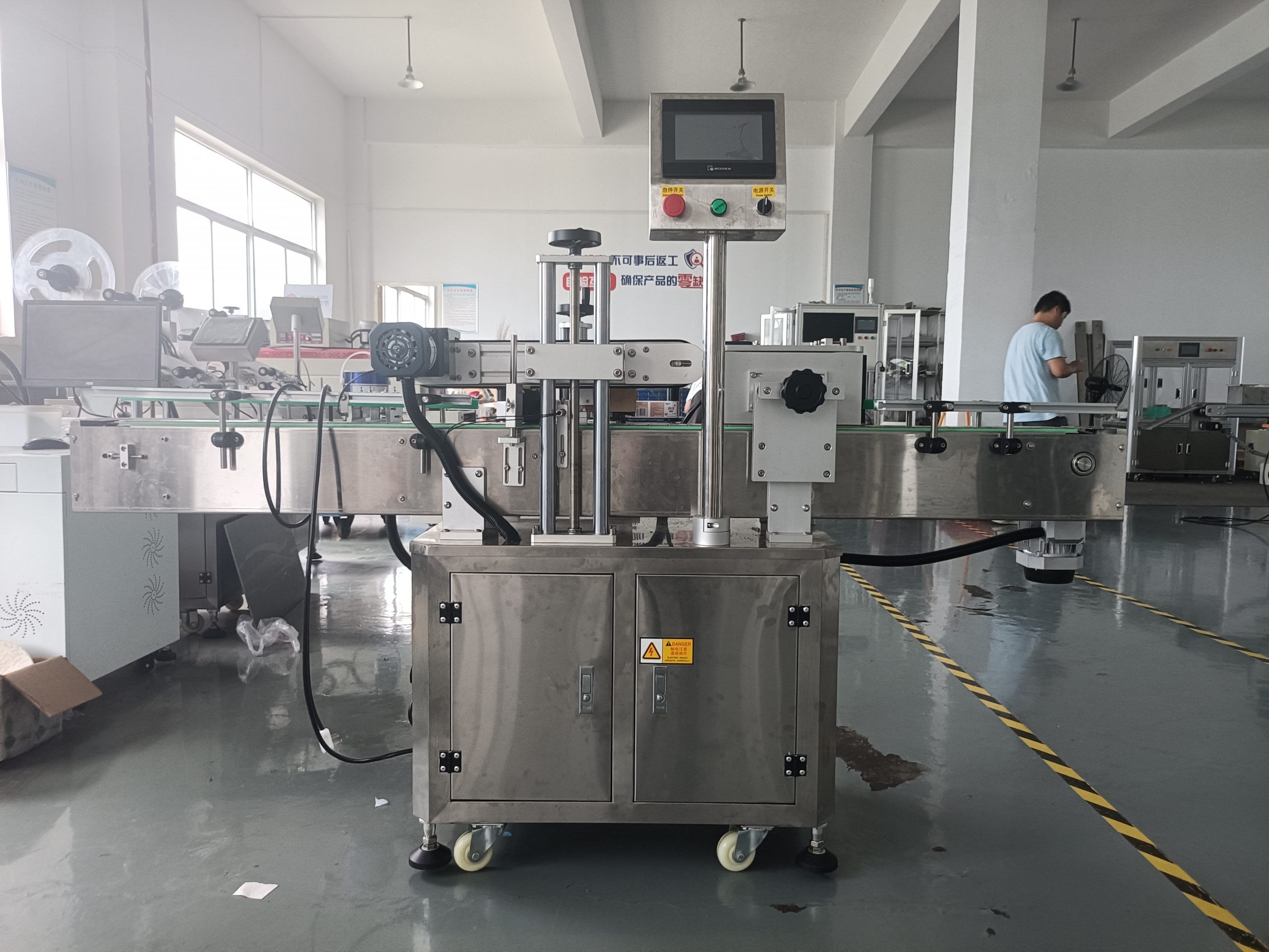 Automatic square bottle three-quarters labeling machine - Xujie ...